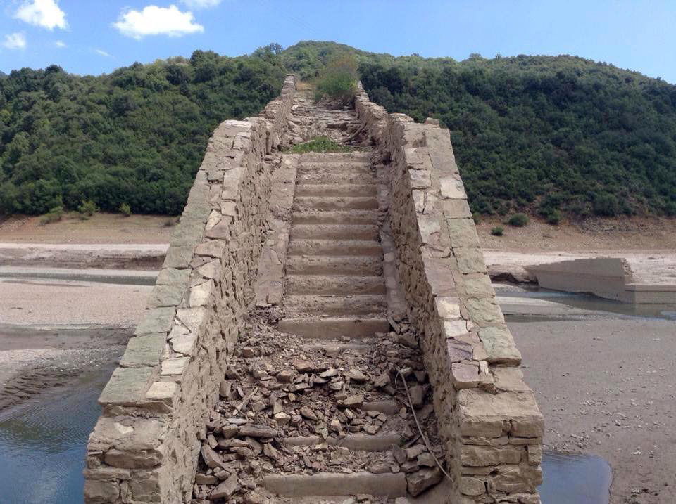 (Ελληνικά) Manolis' old stone bridge